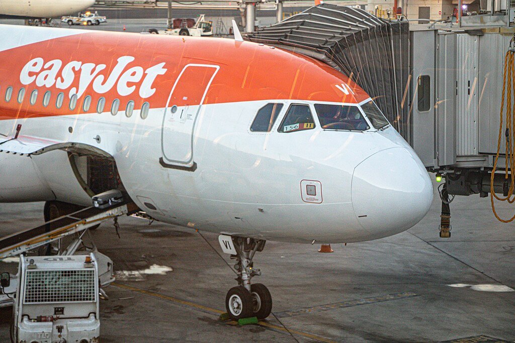 Airport Staff Given Bonuses for Spotting Oversize easyJet Bag